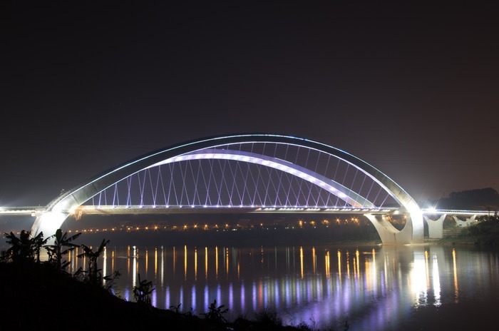 靓丽夜景下造型独特的跨江大桥高清图片下载_红动中国