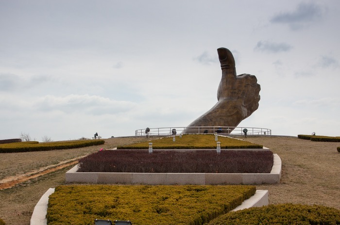 银滩海边的雕塑高清图片下载_红动中国