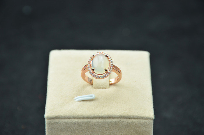 金镶白玉髓椭圆形钻戒高清图片下载_红动中国