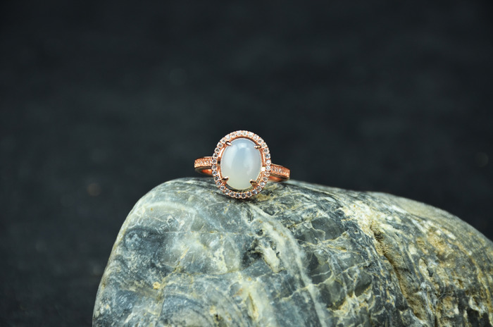 椭圆形金镶白玉髓戒指高清图片下载_红动中国