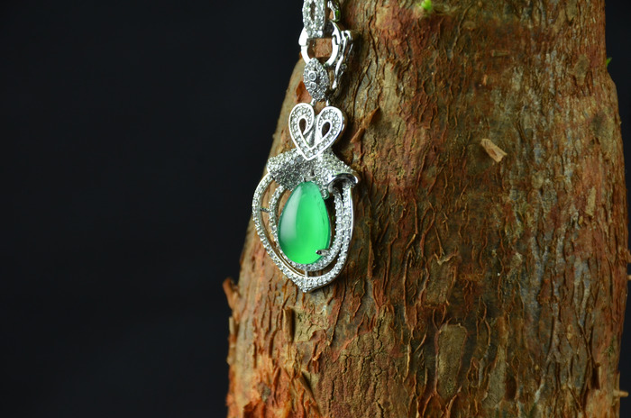 典雅花型绿玉髓水滴型吊坠高清图片下载_红动中国