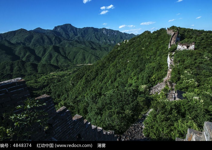 蓝天白云下起伏的长城高清图片下载_红动中国